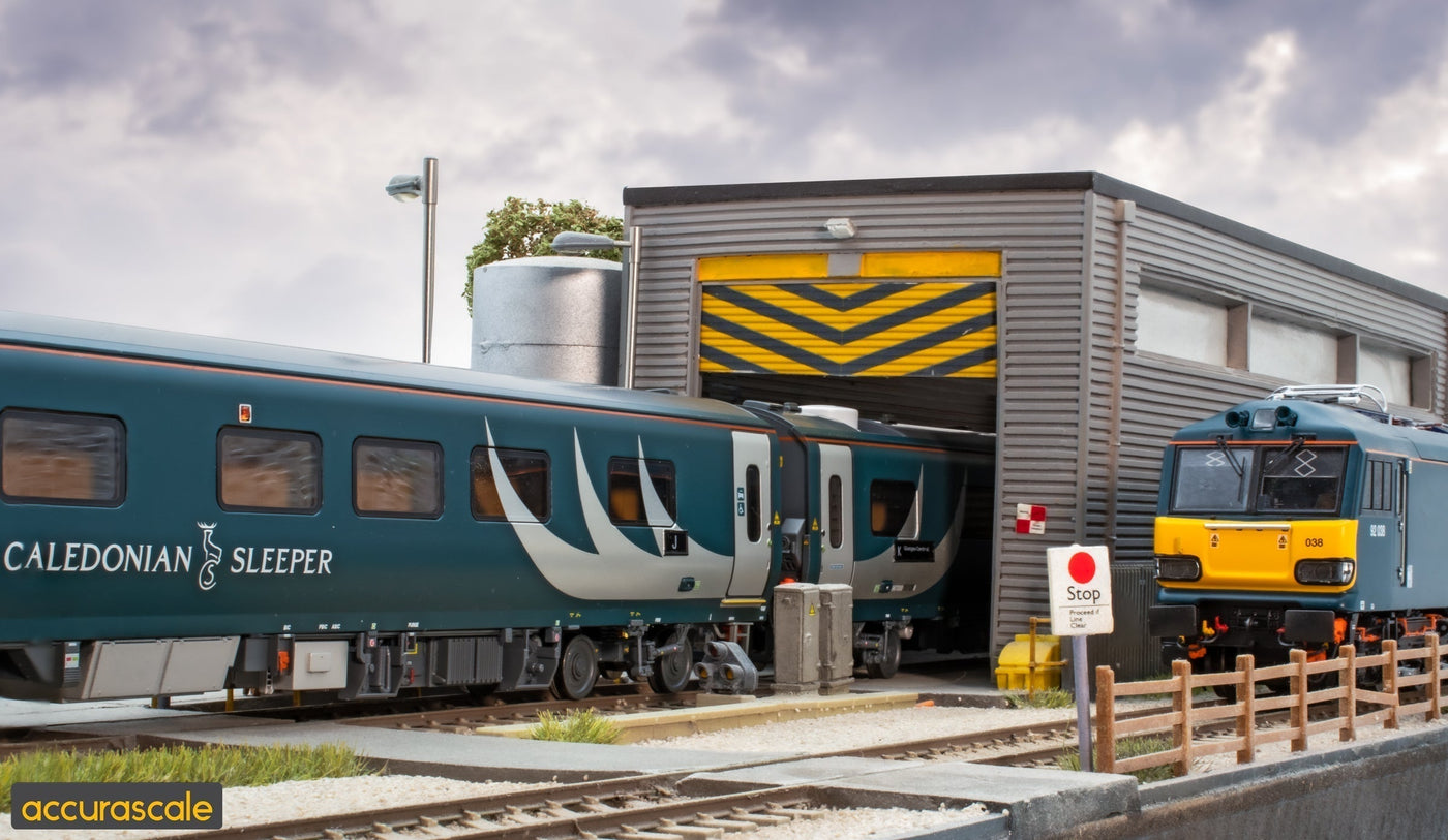 Wir besteigen den Nachtzug, während die Caledonian Sleeper Mark 5s ihr ...